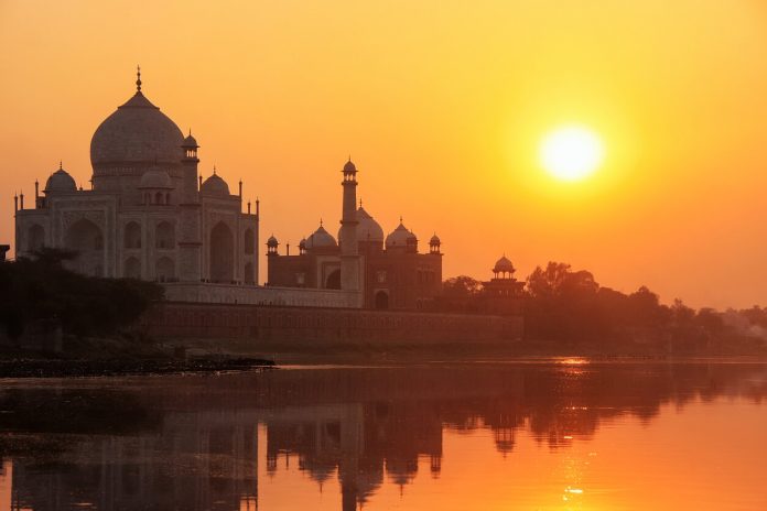 Travel Hacks And Tips For Visiting The Taj Mahal | Travel.Earth